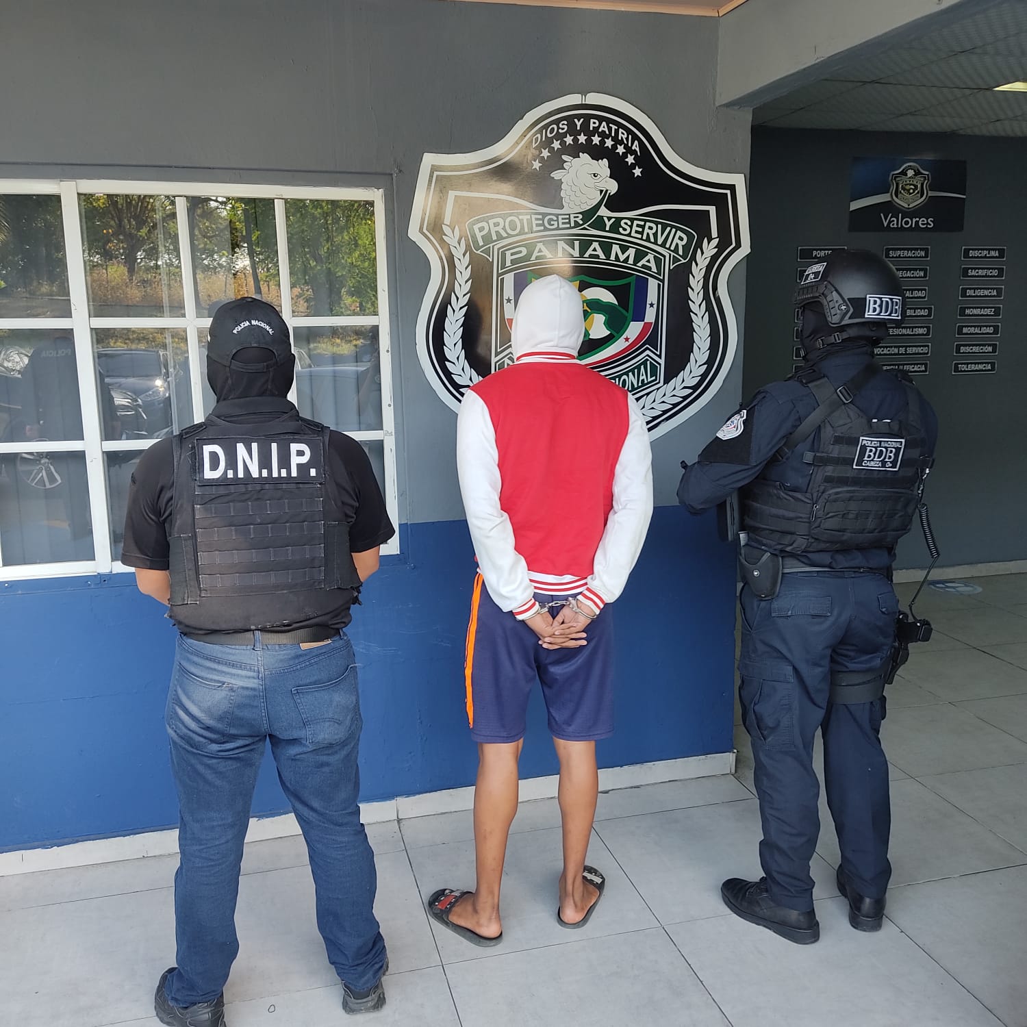 APREHENDEN A UNA PERSONA Y DECOMISAN ARMA EN RÍO ABAJO APREHENDEN A UNA PERSONA Y DECOMISAN ARMA EN RÍO ABAJO