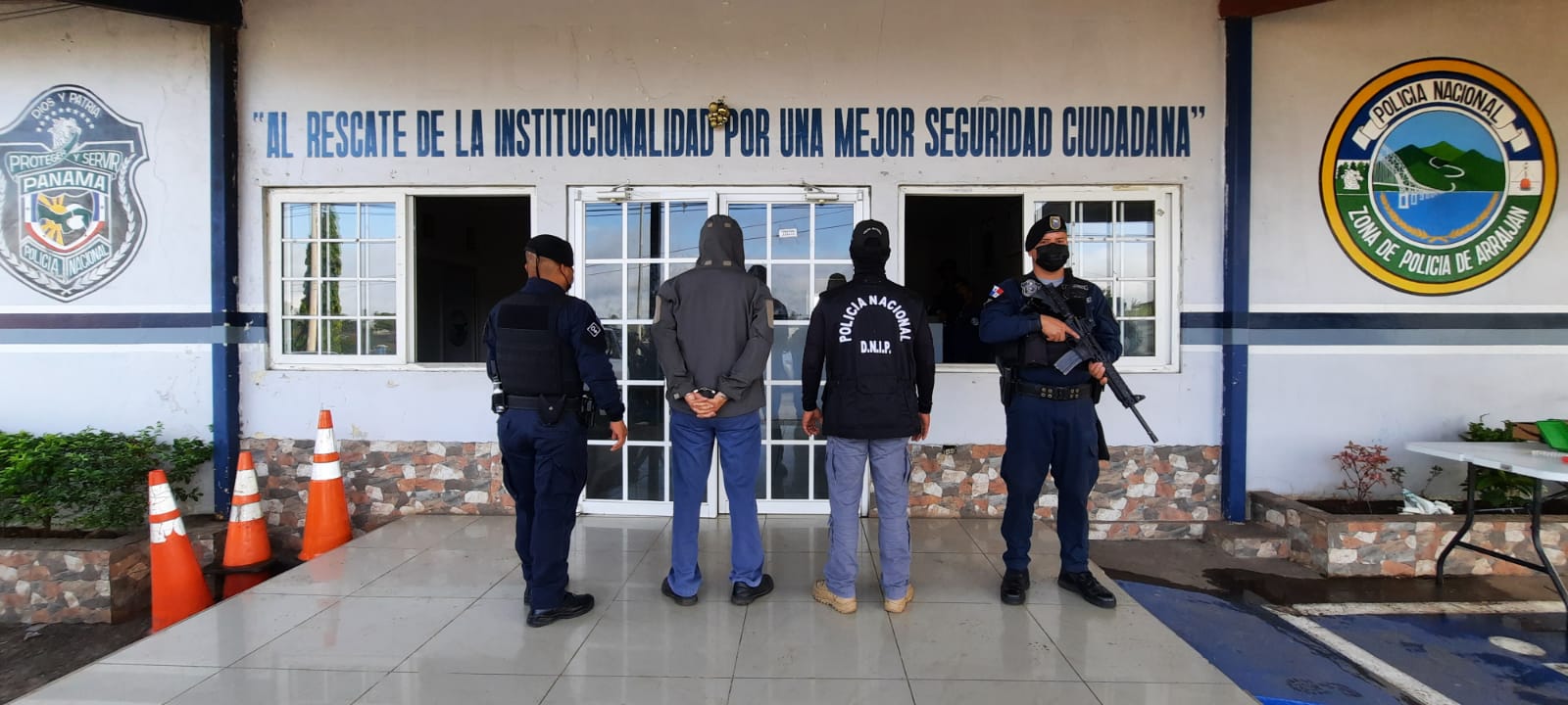APREHENDEN A UNA PERSONA Y DECOMISAN ARMAS DE FUEGO APREHENDEN A UNA PERSONA Y DECOMISAN ARMAS DE FUEGO