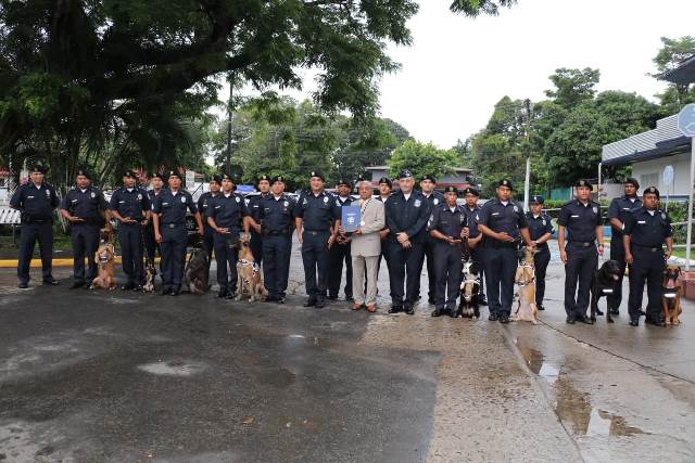 EN ACTO CÍVICO CONDECORAN A SUBTENIENTE (R) FUNDADOR DE LA UCAN Y ...